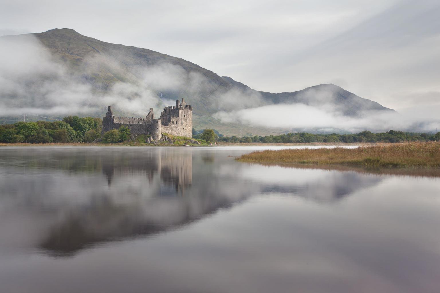 Pictures of Scotland - Kilchurn Castle & Mist - David Speight Photography